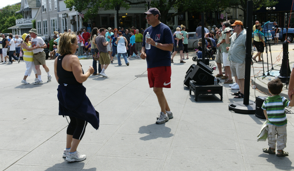 car show dancing one_3_1 | M