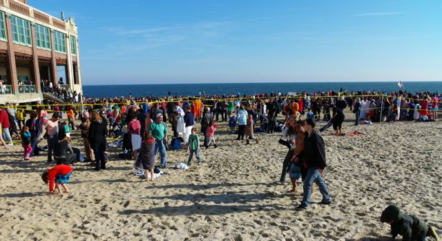 large crowd on beach | Blogfinger