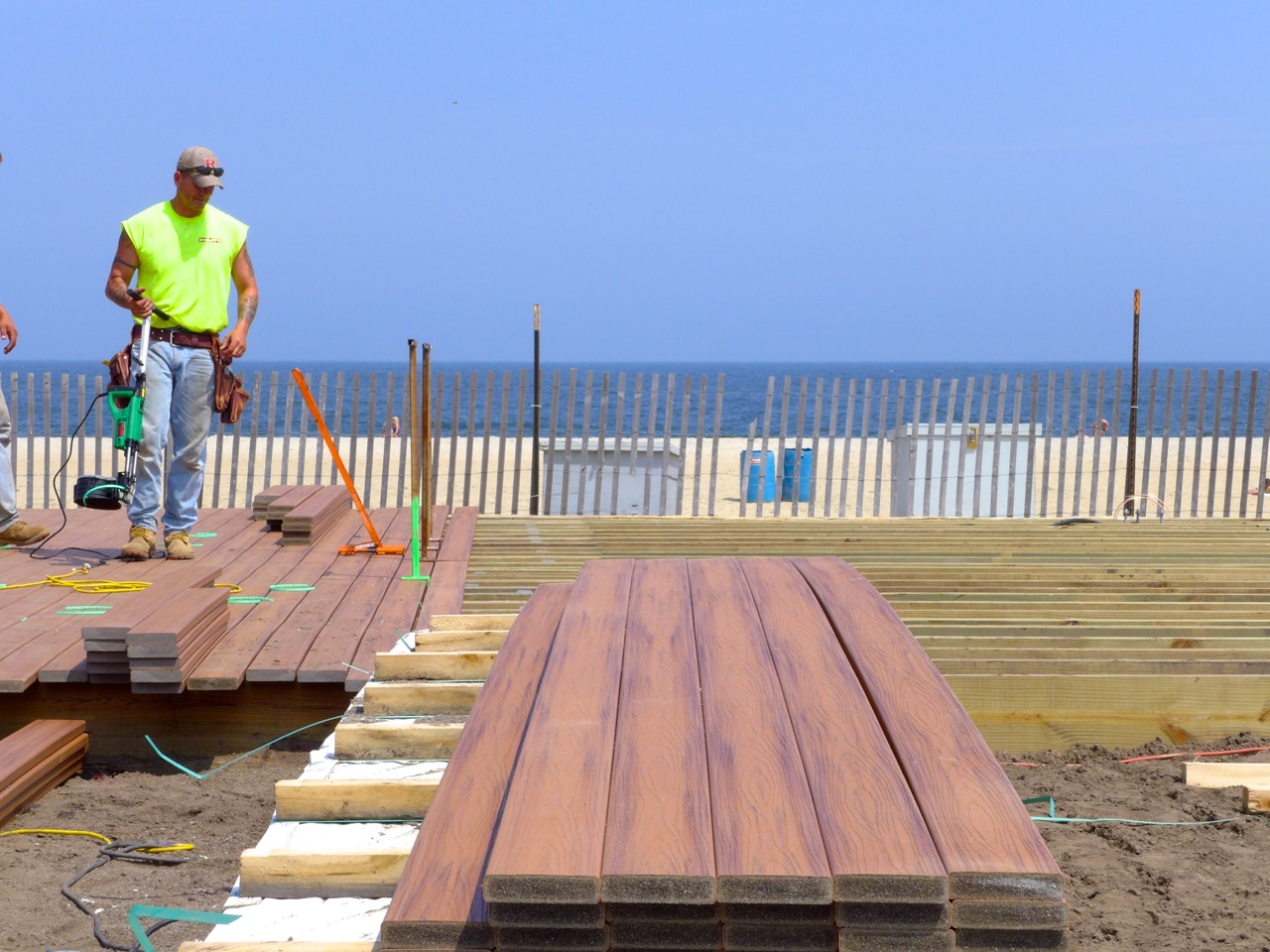 Composite boards chosen for boardwalk surface, and the reasons are ...