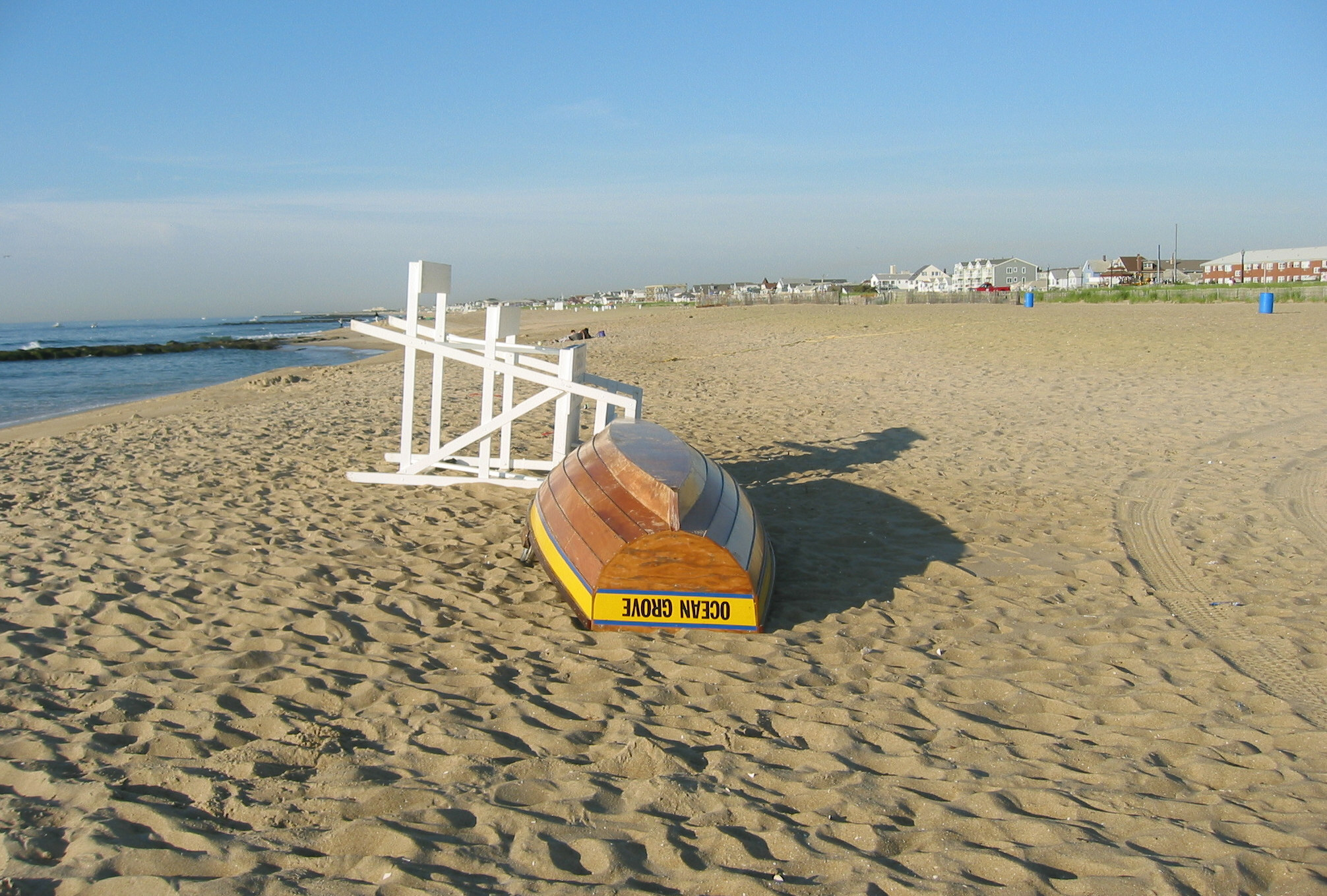 TAN BOAT WHITE LIFEGUARD STAND | Blogfinger