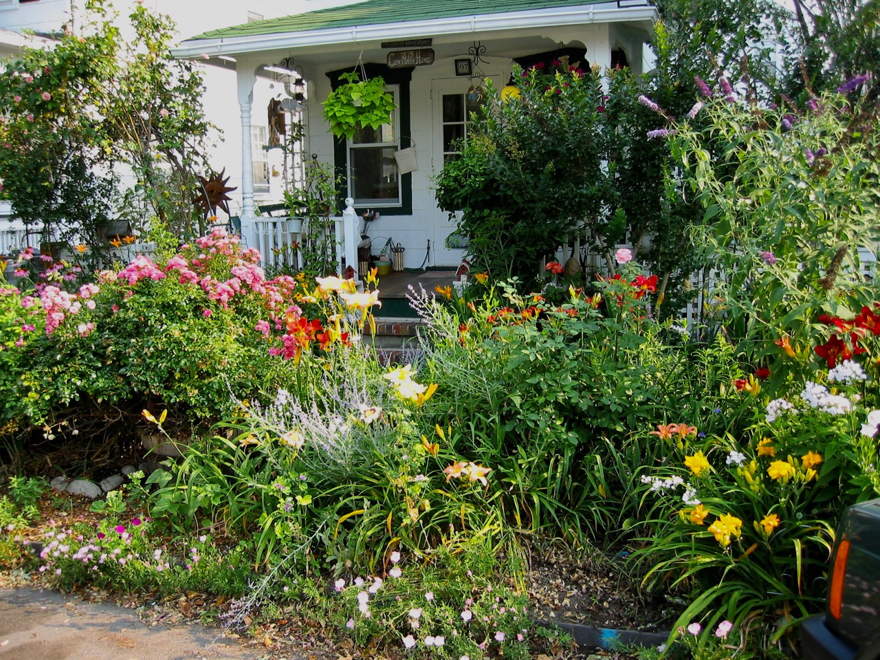 A sweet springtime cottage…
