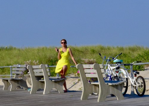 Girls in their summer clothes: mellow yellow in Ocean Grove | Blogfinger