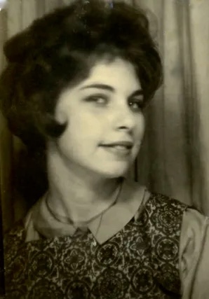 Portrait of Eileen… alluring in a photo booth. | Blogfinger